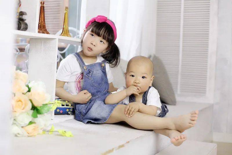 弟弟和姐姐打架，因衣服“被撕碎”满脸是泪，妈妈：打不过还不躲？ 搜狐大视野 搜狐新闻 