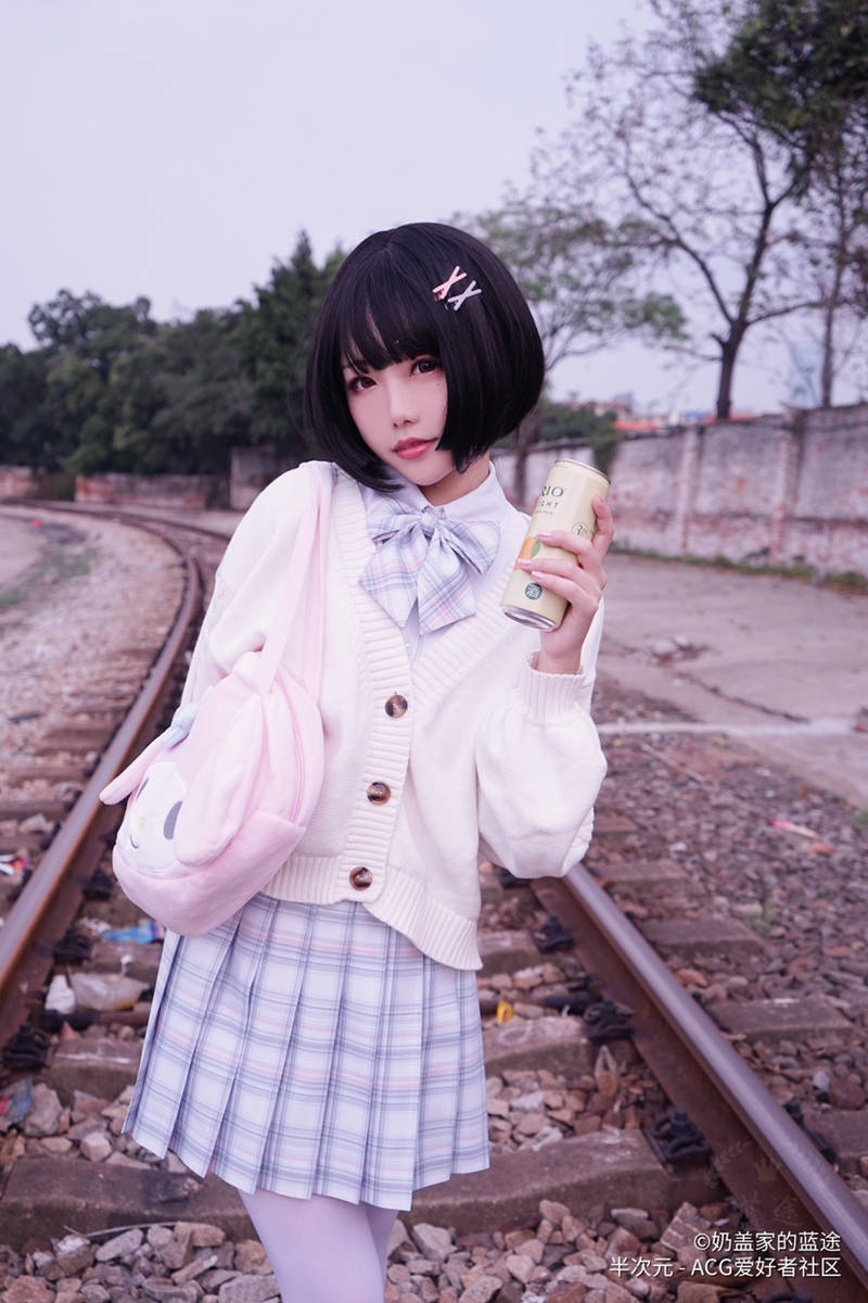 JK少女，铁轨边的白丝女孩，网友：初恋的感觉-搜狐大视野-搜狐新闻