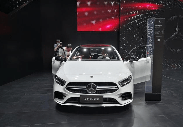 奔驰AMG A35两厢版首次亮相，4s多破百，不到40万就能买！_搜狐汽车_搜狐网