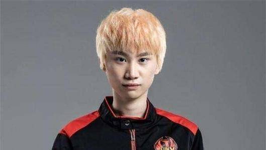 LOL：Doinb有多有钱？糖小幽自拍曝光1400平米豪宅，在家仿佛度假_选手