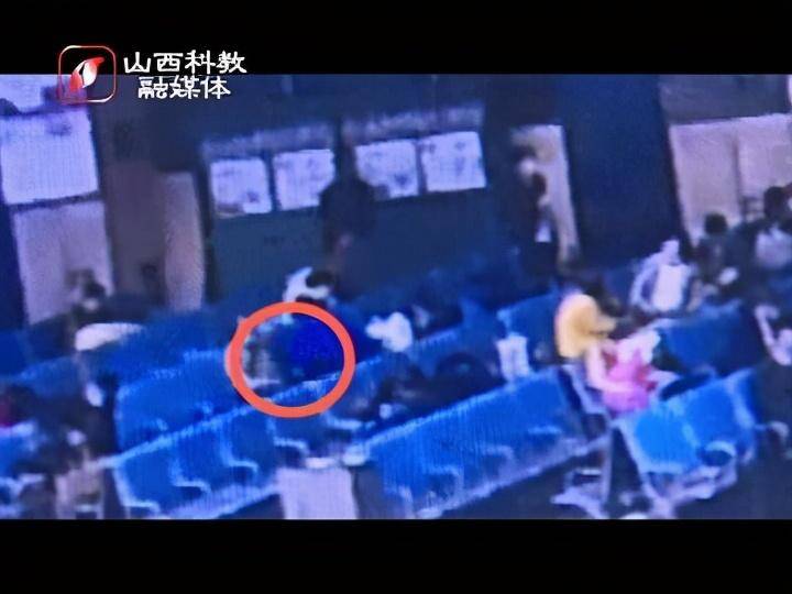 太原火车站:凌晨时分,候车厅内的熟睡女子疑似被猥亵,女子丈夫就在身边 搜狐大视野 搜狐新闻