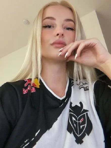 国外女主播推特立Flag：G2夺冠世界赛，穿G2队服拍欧美动作片_网友