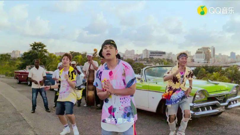 周杰伦新歌《Mojito》的MV画面里暴露了他童年一个隐秘的爱好_粉色