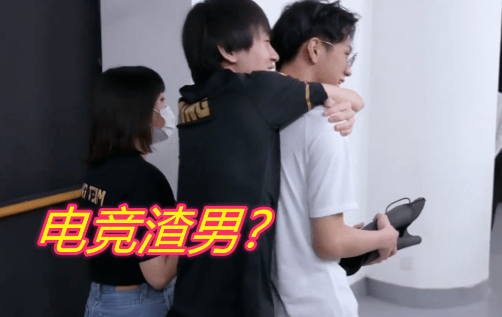 Gala首秀就“开送？”Uzi解说被气到，一句话说出了RNG下路的心酸_小明