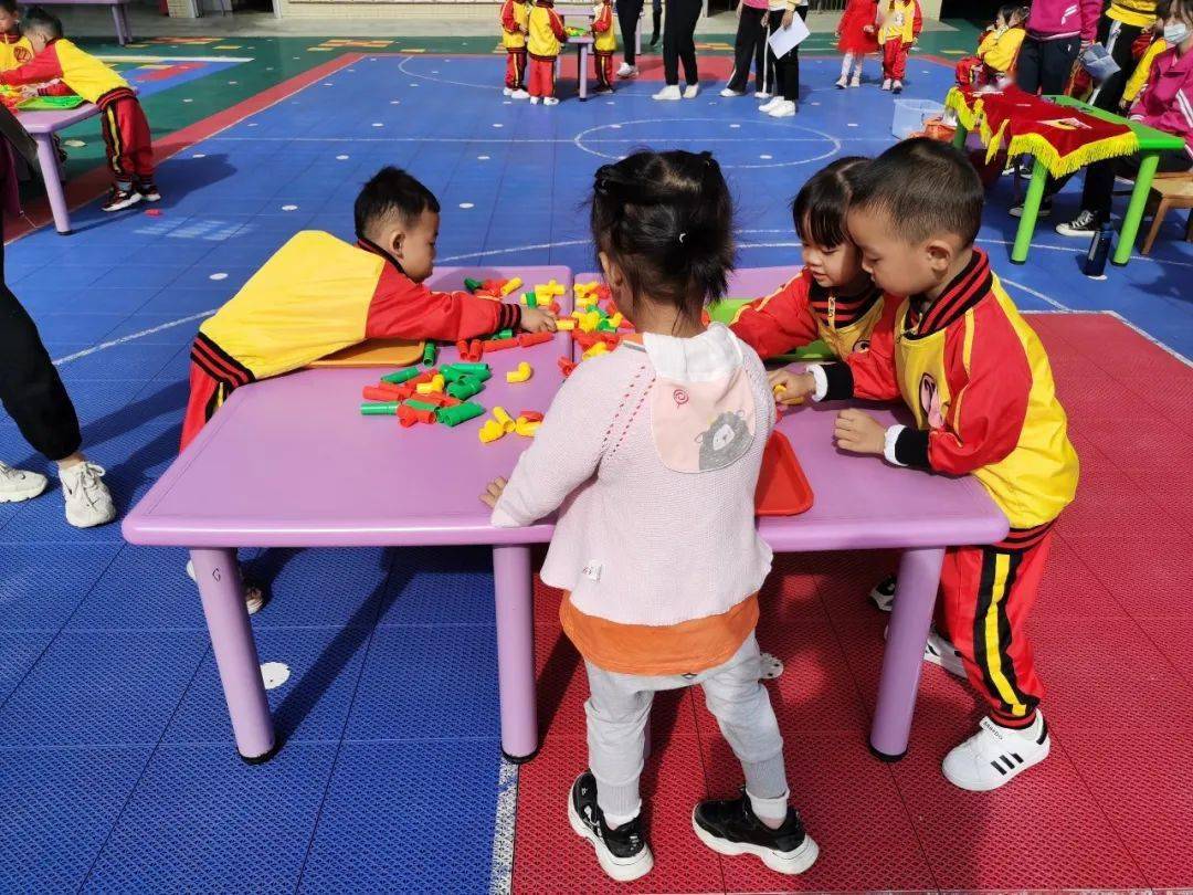 “我是生活小主人”——记我园小班生活自理能力比赛 幼儿