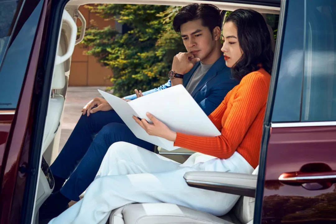 【上汽大众天成汽车】大众威然PK别克GL8，比奔驰V级加长版还长，威然能否打死老师傅？-搜狐大视野-搜狐新闻