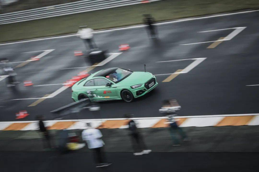 上山路，下赛道，雨天ESC都不需要——RS 4 / RS 5实在太好开_搜狐汽车_搜狐网