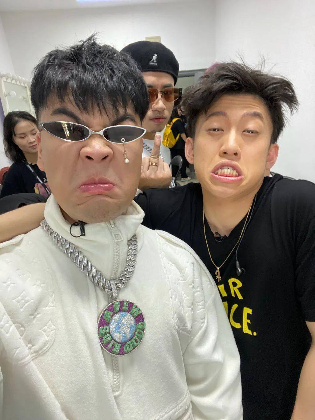 它不仅是KnowKnow在《新世代》送出的项链，更是一个厂牌一个载体和整张音乐。_Mixtape