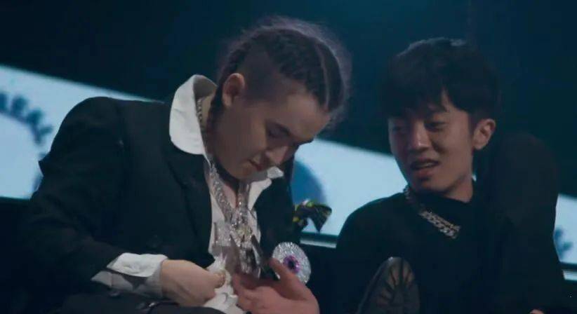 它不仅是KnowKnow在《新世代》送出的项链，更是一个厂牌一个载体和整张音乐。_Mixtape