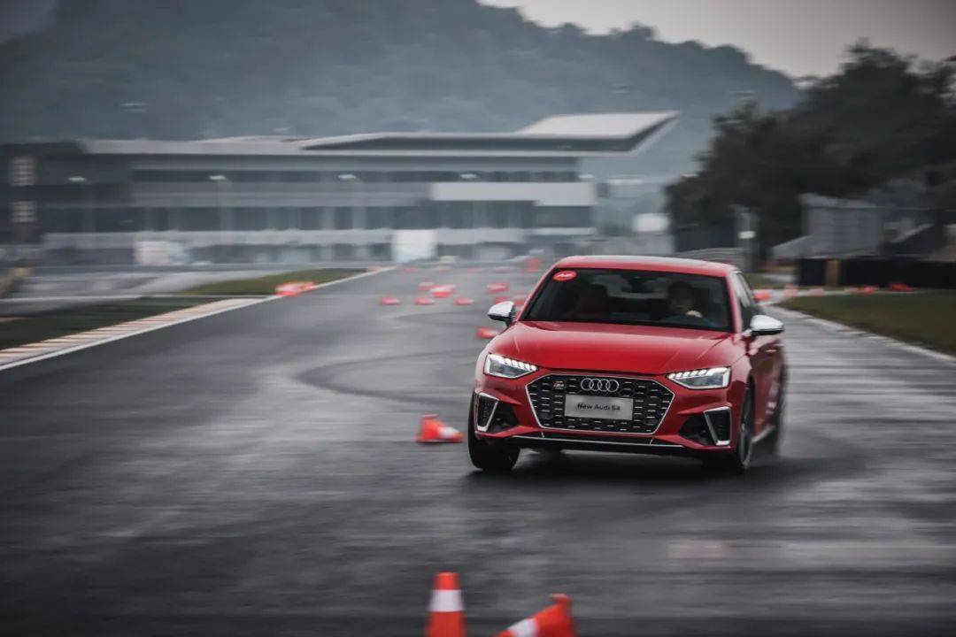 上山路，下赛道，雨天ESC都不需要——RS 4 / RS 5实在太好开_搜狐汽车_搜狐网
