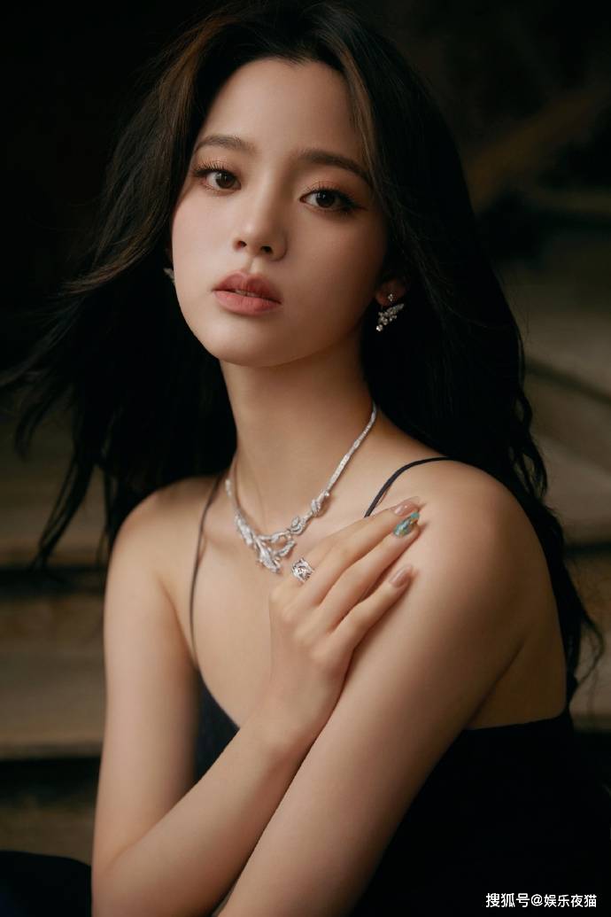 欧阳娜娜一袭黑色吊带长裙写真气质成熟性感-搜狐大视野-搜狐新闻