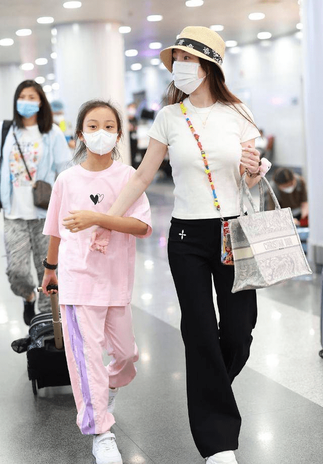 李小璐与女儿现身机场9岁甜馨身高已过妈妈肩膀 搜狐大视野 搜狐新闻