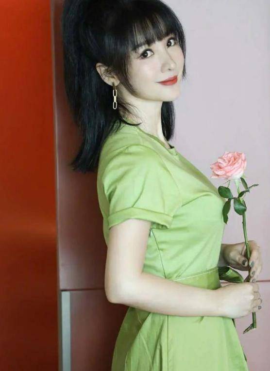 性感女神柳岩，身穿绿色连衣裙，妩媚妖娆！ 搜狐大视野 搜狐新闻