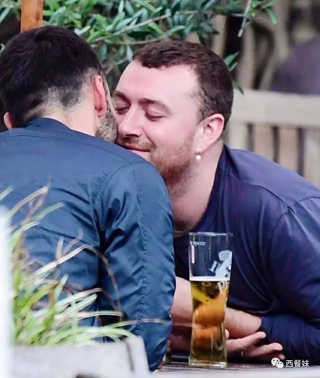 骚姆Sam Smith路边激吻毛绒新男友 他又是谁!?-搜狐大视野-搜狐新闻