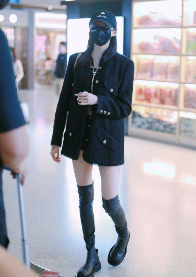 关晓彤不再执着于丝袜，穿软皮靴现身，靴筒一高一低太瘦了？-搜狐大视野-搜狐新闻