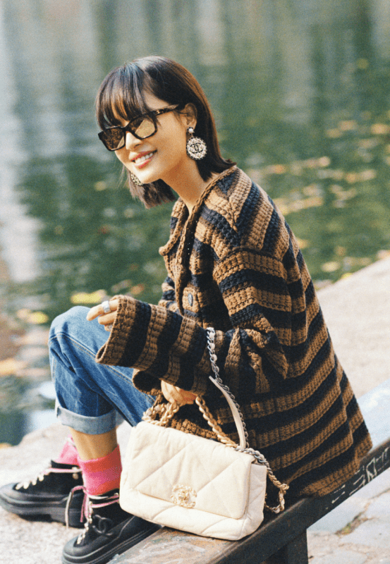 辛芷蕾的“龙须刘海”真减龄啊！穿小香风外套好少女，御姐变萌妹-搜狐大视野-搜狐新闻