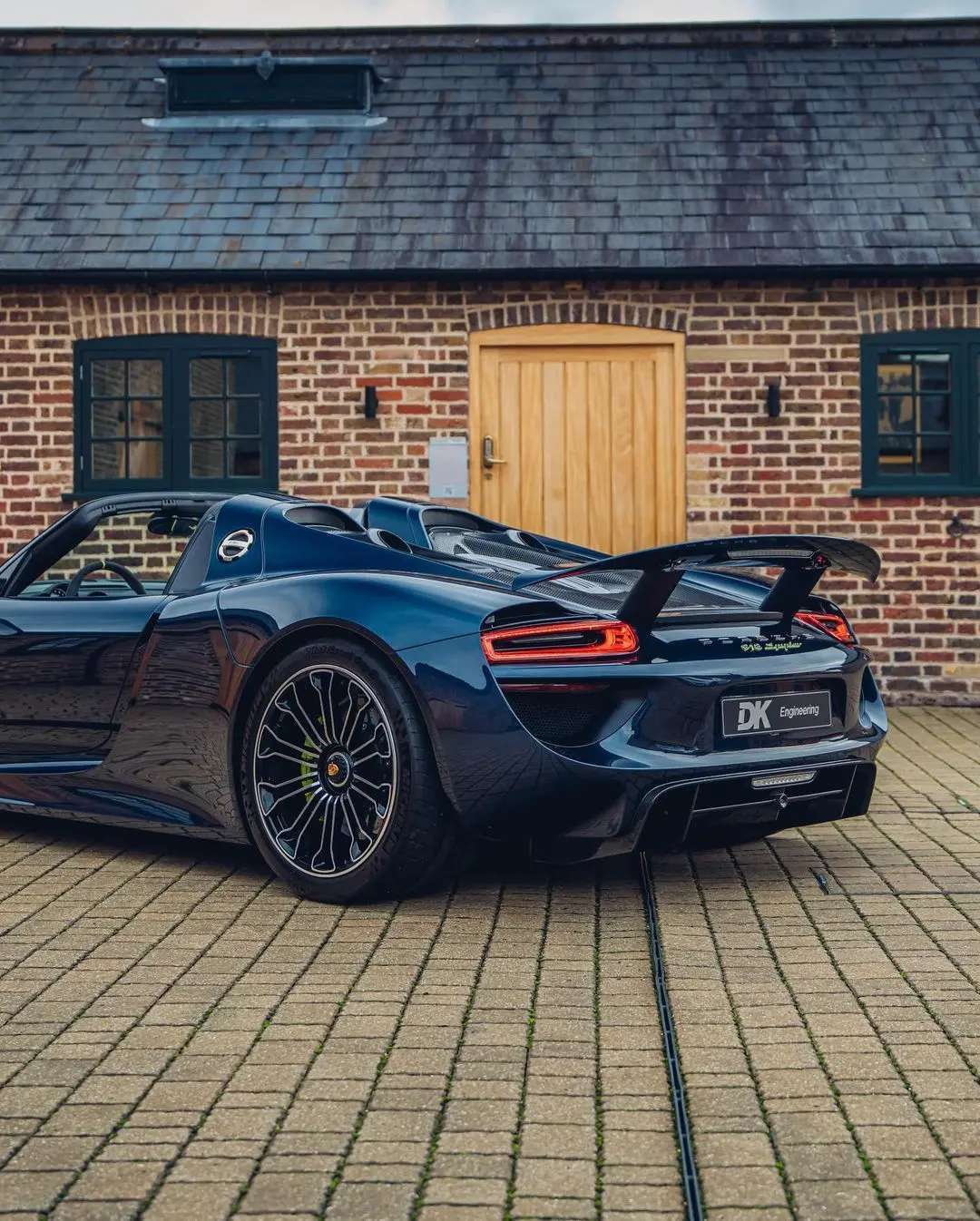 保时捷918 Spyder，车身颜色叫Dark Blue Metallic-搜狐大视野-搜狐新闻