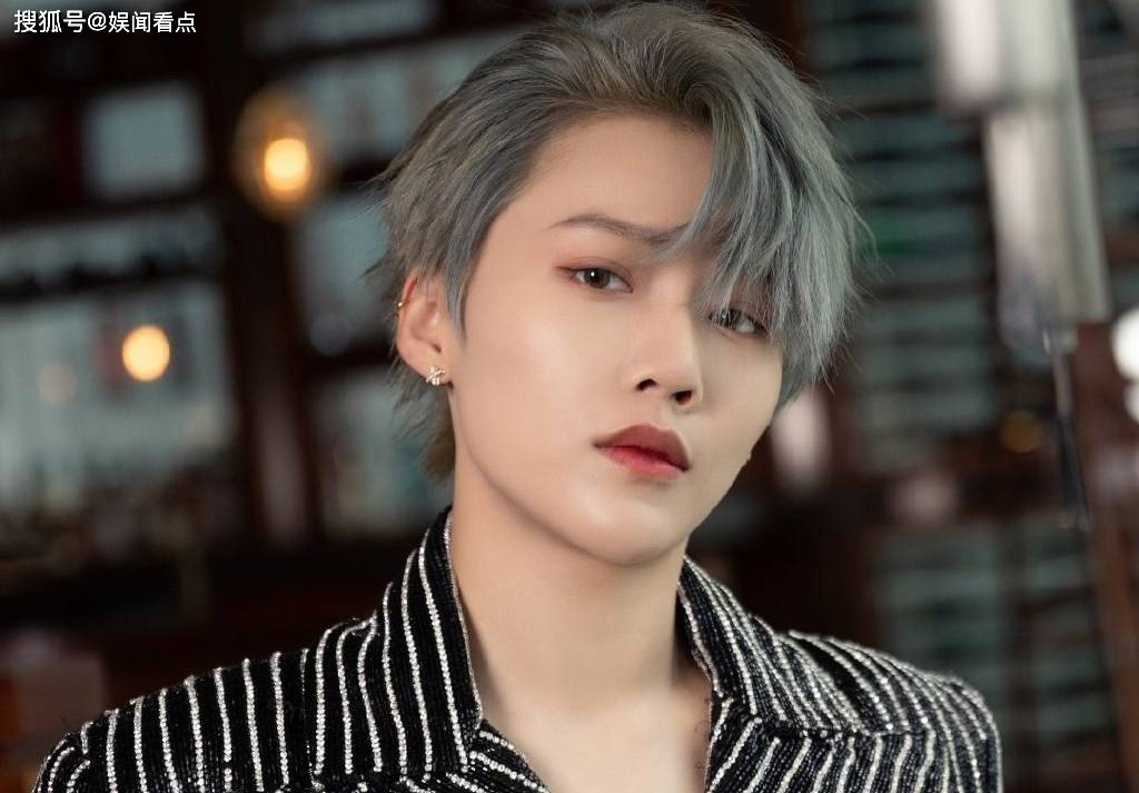 刘雨昕COSMO时尚盛典红毯造型图，刘老师太帅了-搜狐大视野-搜狐新闻