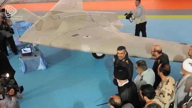 被伊朗生擒的美军RQ-170隐形无人机_迫降