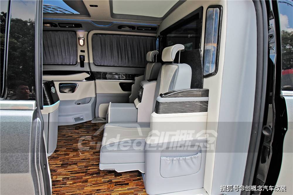 奔驰V260全隔断浅灰色拼米白色内饰，是你的菜吗-搜狐大视野-搜狐新闻