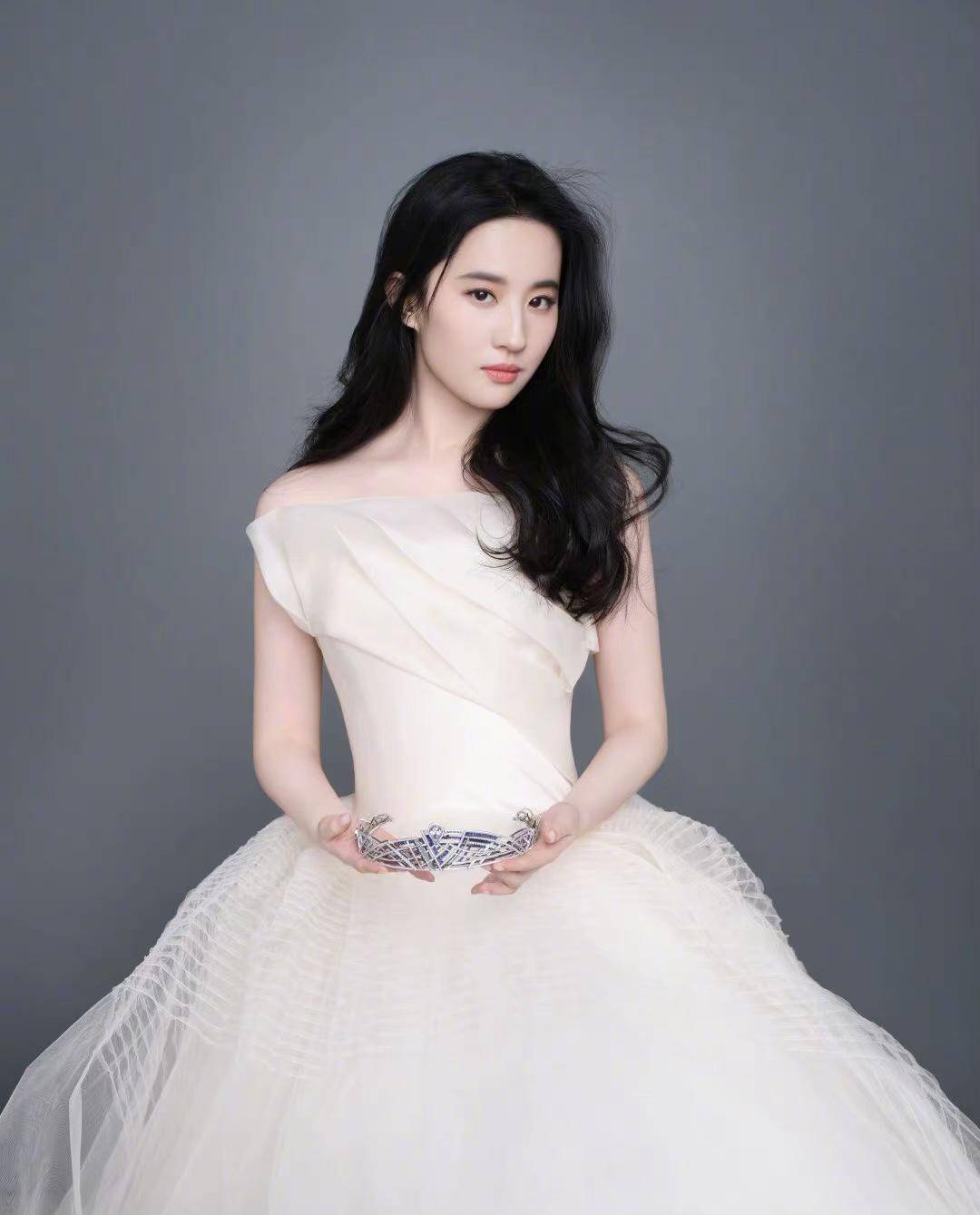 刘亦菲最新写真大片，天鹅颈真的太优越了，戴上精致皇冠气质满满-搜狐大视野-搜狐新闻