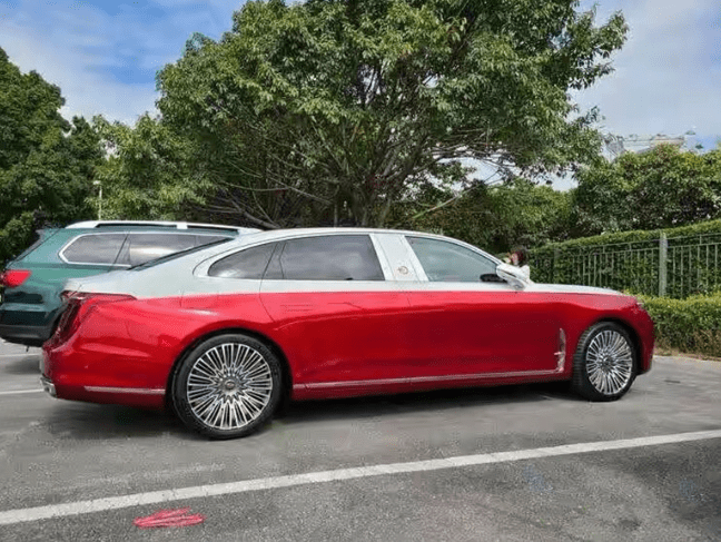 红旗H9+街头实拍，经典红白双拼，这气场更强大_搜狐汽车_搜狐网