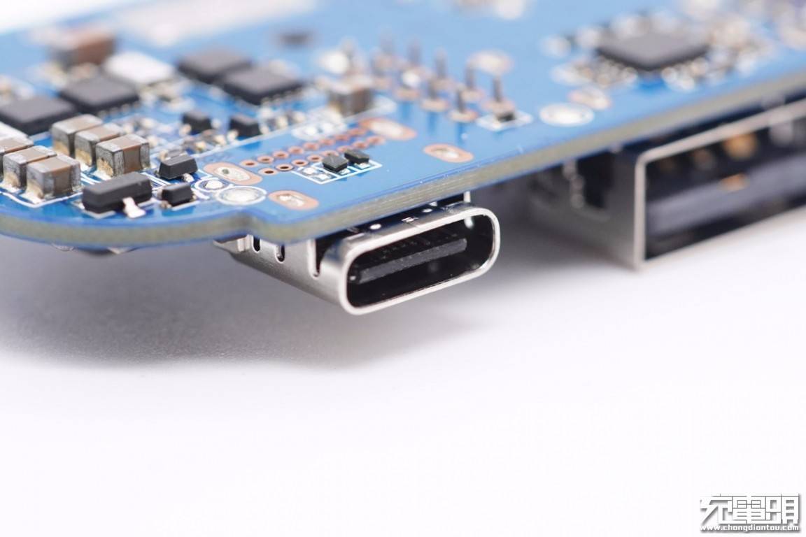 紫米20号快充移动电源拆解，内置三颗南芯SC8815升降压转换器_充电