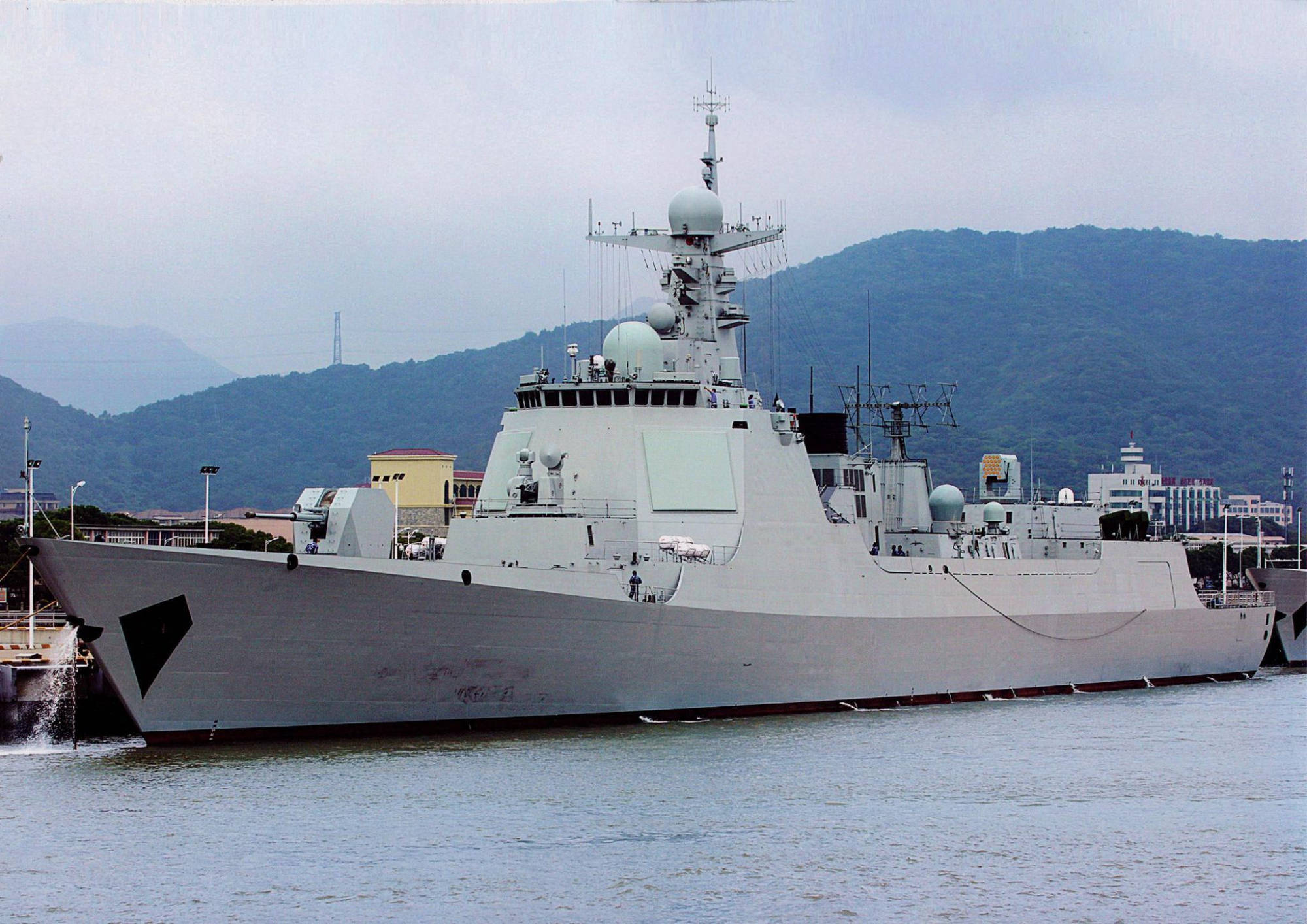 为何052D的舰体表面凹凸不平，宛如橘子皮，而055大驱却很光滑？_战舰