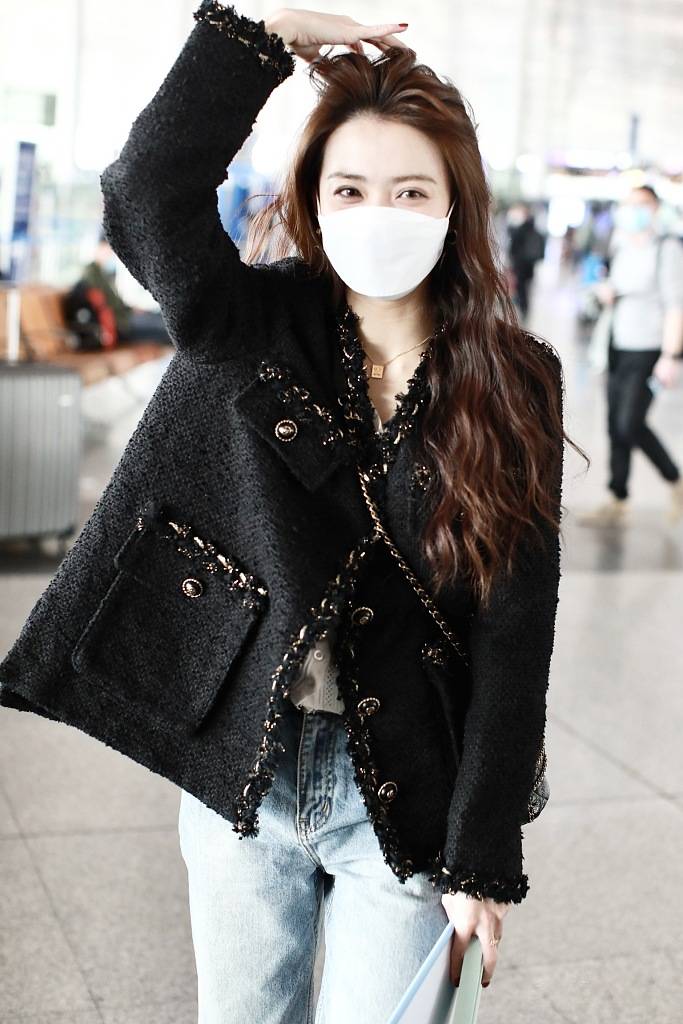 徐璐戴桃心耳坠少女感十足 对镜卖萌玩“撩发杀” 搜狐大视野 搜狐新闻