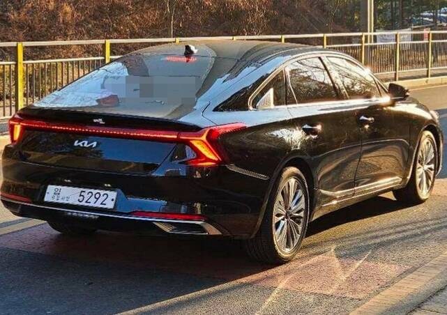 全新起亚K8亮相街头，奔驰同款大屏内饰+8AT，尺寸与奥迪A6看齐_搜狐汽车_搜狐网