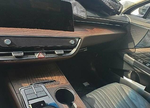 全新起亚K8亮相街头，奔驰同款大屏内饰+8AT，尺寸与奥迪A6看齐_搜狐汽车_搜狐网