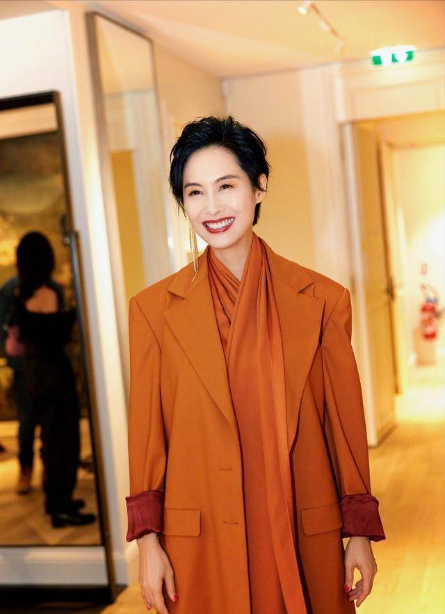 朱茵一身焦糖色西装，干练知性，自然美的脸太抗老了_搜狐网