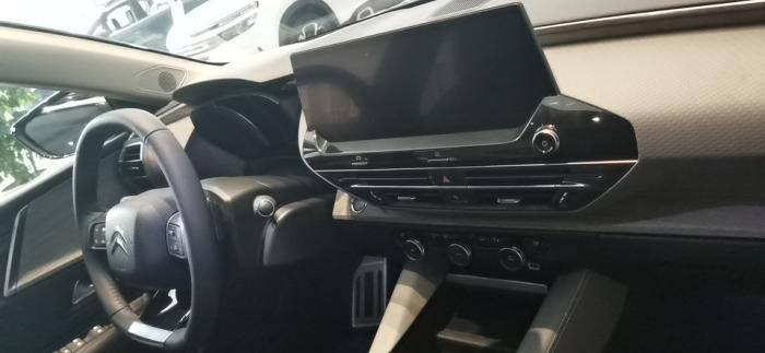 雪铁龙凡尔赛C5X到店了，比马自达CX4更漂亮，翻身有戏？_搜狐汽车_搜狐网