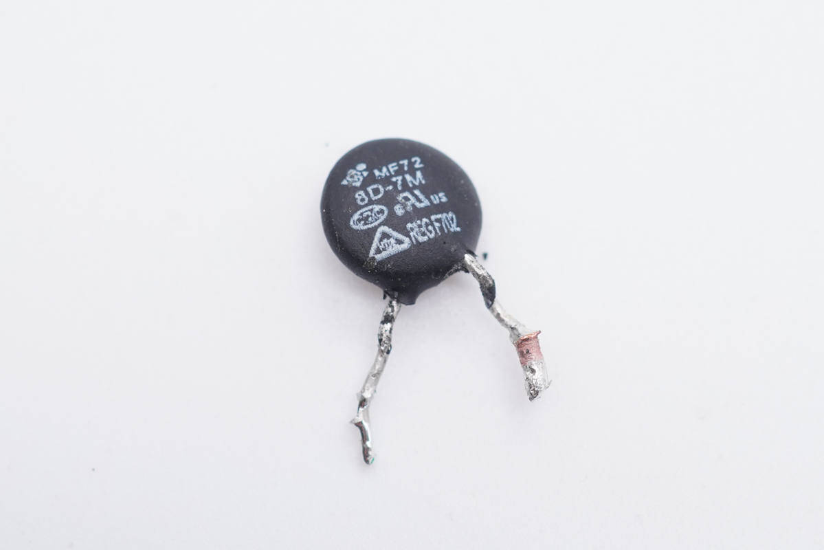 公牛20W 2A1C快充迷你差旅插座GNV-UU5202拆解，内置PI SC1548C主控芯片_机身