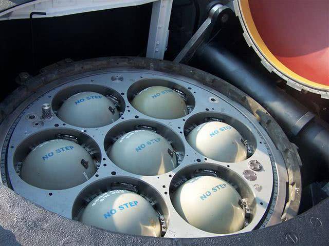 在水下发射导弹需要穿过几十米的水层，战略核潜艇是如何做到的？_型弹道导弹