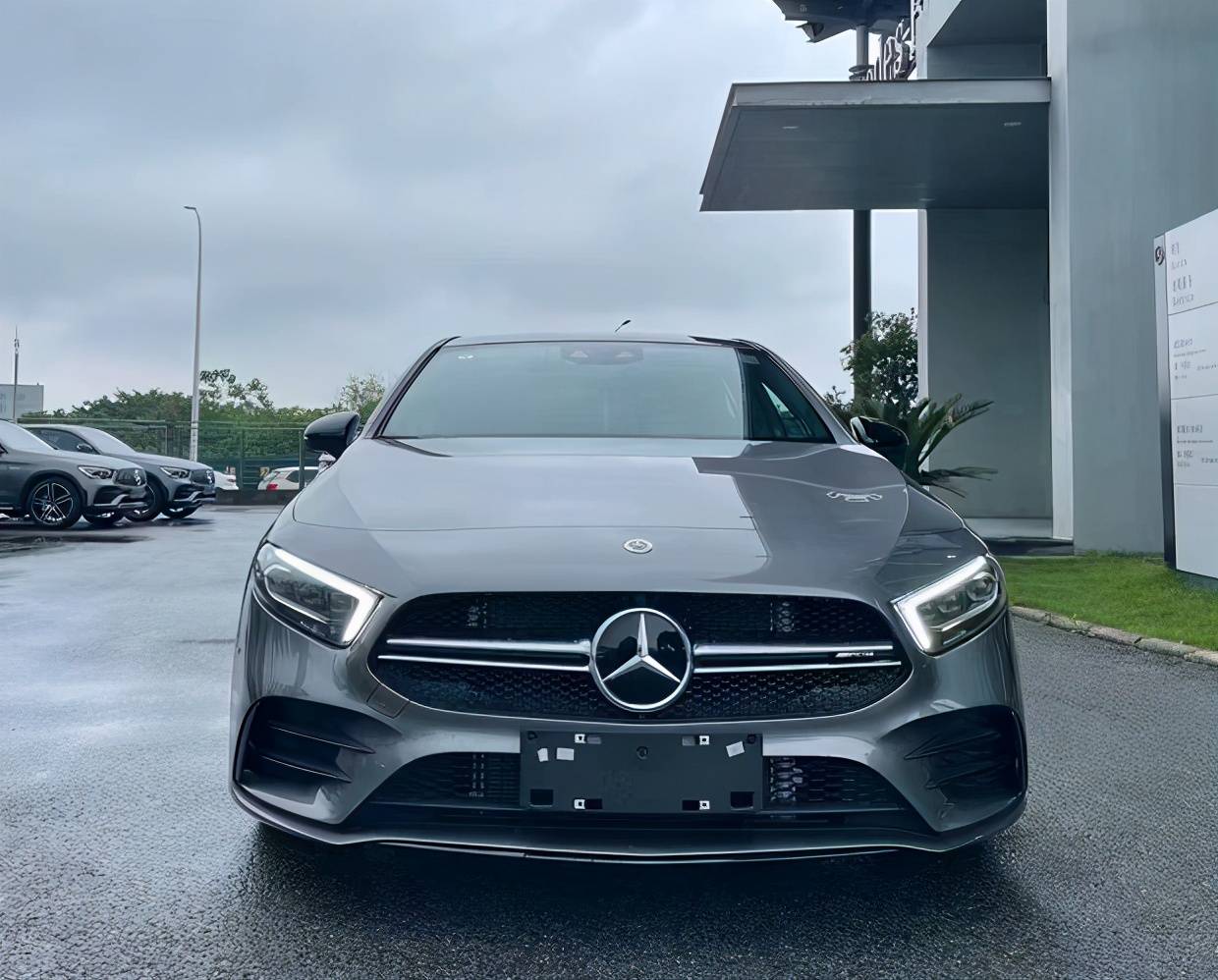 体验“丐版”AMG A35，内饰相当妖艳，空间10万级别，价格惊喜吗？_搜狐汽车_搜狐网