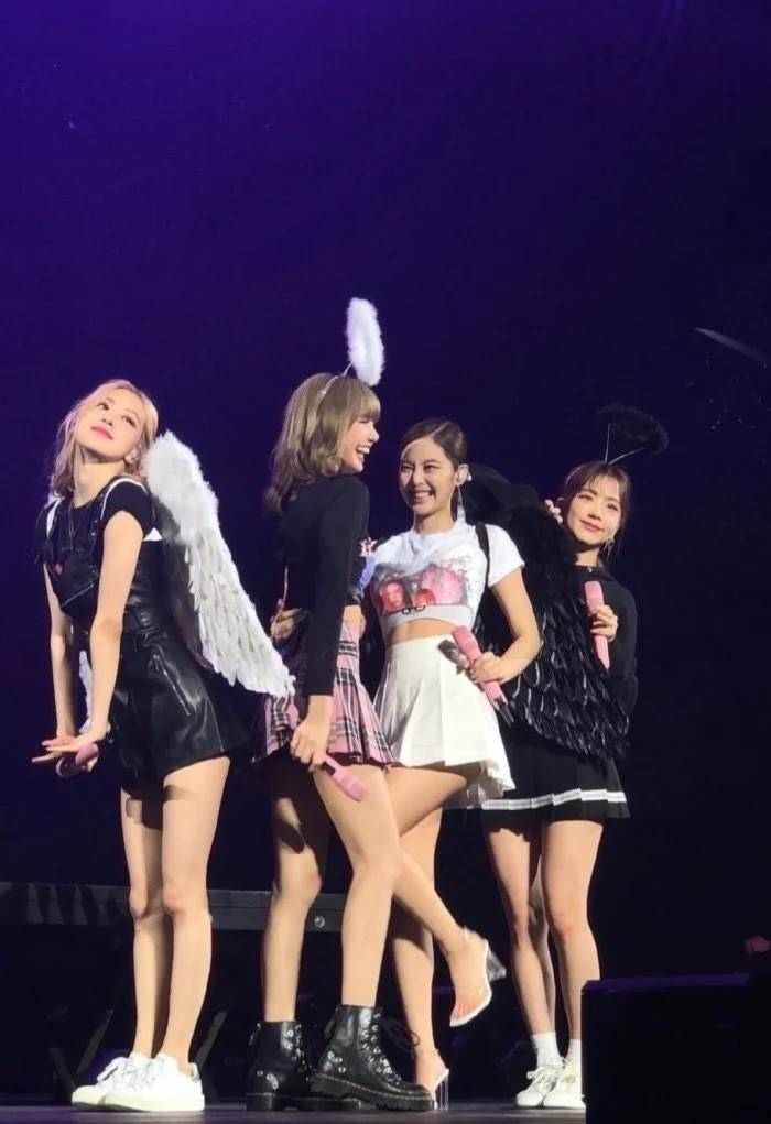 Lisa晒晚安照又被辣到，衣服看起来很华丽，难道是MV预告？_solo