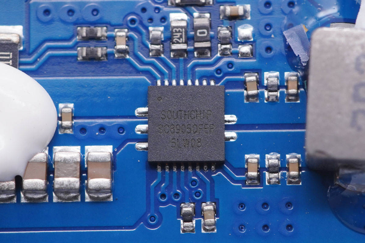 采用南芯SC8905升降压方案，绿联20000mAh 45W快充移动电源拆解_保护