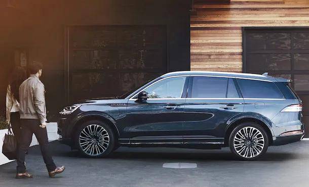 同级唯一3.0T+10AT，实力不输BBA，仪式感堪称一绝！_搜狐汽车_搜狐网