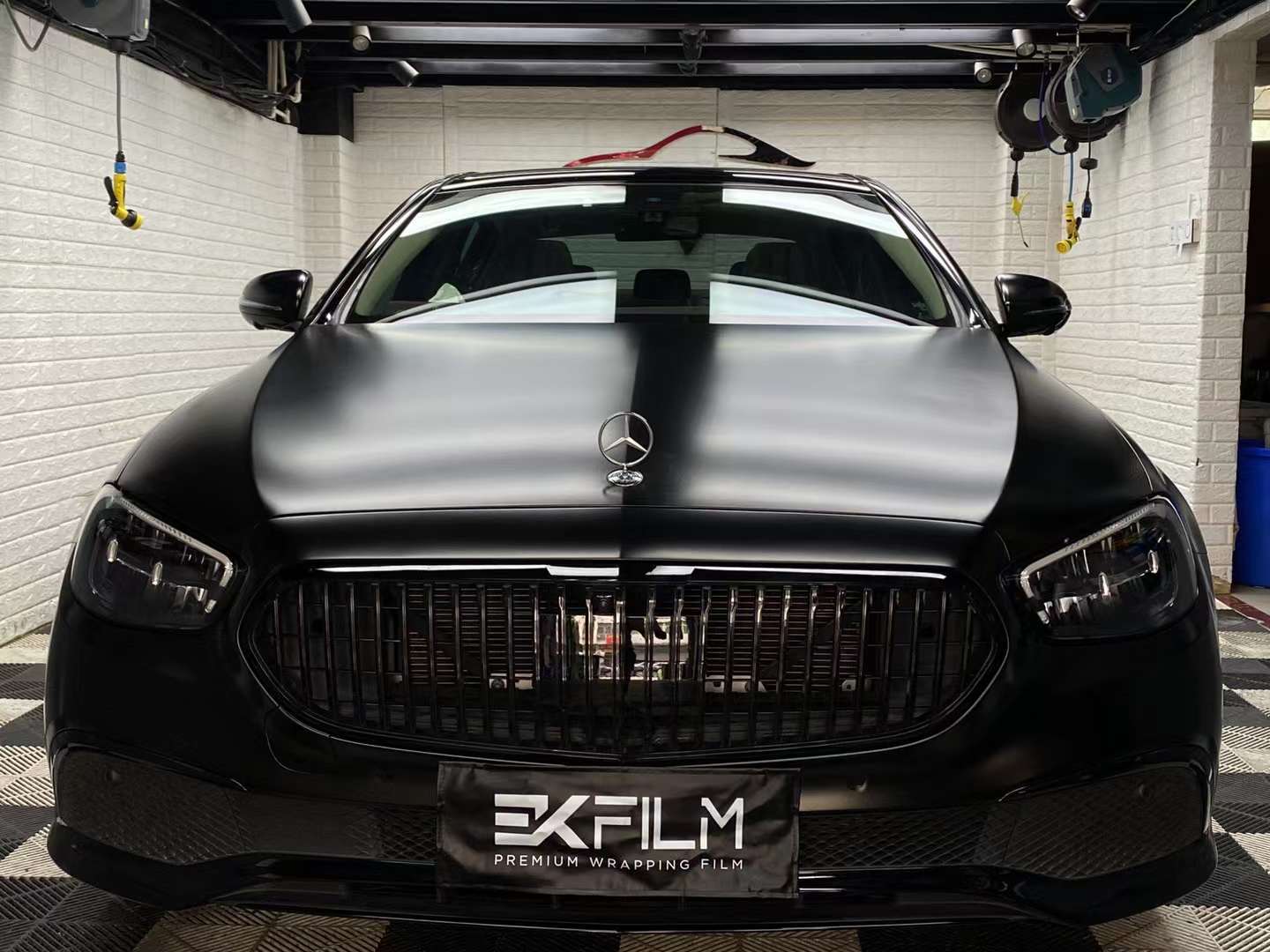 奔驰E300全车贴膜EKFILM-EK改色膜电光金属黑_搜狐汽车_搜狐网