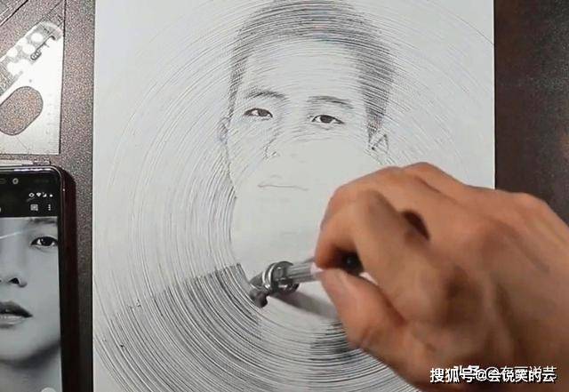 美术生用圆规画圈圈,一顿操作猛如虎,画出完美人像素描