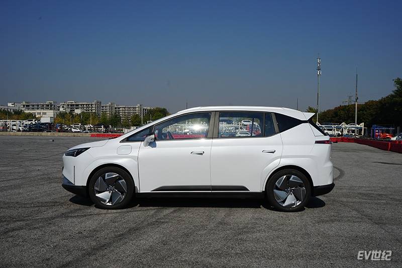 造型犀利/空间大/动力足 试驾合创Z03纯电动SUV_搜狐汽车_搜狐网