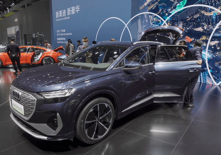 奥迪Q4 e-tron 亮相广州车展，基于MEB纯电平台打造！_搜狐汽车_搜狐网