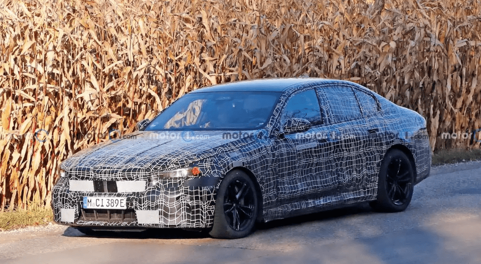 全新宝马M5动力信息曝光，四驱+4.4T V8插混，能杠E63S/RS6吗？_搜狐汽车_搜狐网