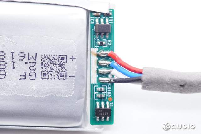 realme Pocket蓝牙音箱拆解报告，采用炬芯ATS2819蓝牙音频SoC_特写_电池_Buds