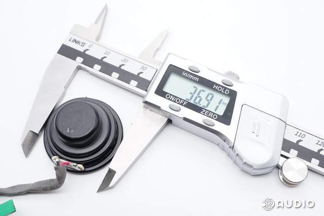 realme Pocket蓝牙音箱拆解报告，采用炬芯ATS2819蓝牙音频SoC_特写_电池_Buds