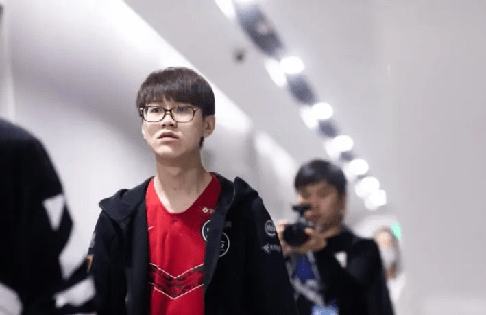 Uzi和Meiko关系很好，EDG首秀过来刷藏宝库，Meiko立马回礼一个_uzi_战队_进行