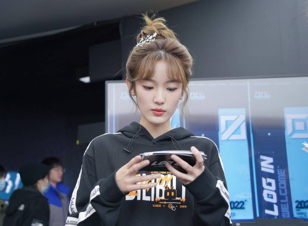 LPL美女学历对比，夏安学历最高，余霜学历次之，小钰与她是校友_Kris_Rita_毕业