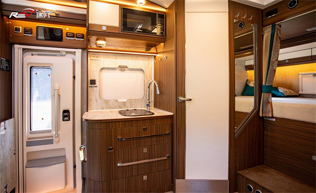 瑞弗全新V820依维柯双拓展房车6.5吨版，加强底盘更好承载力_搜狐汽车_搜狐网