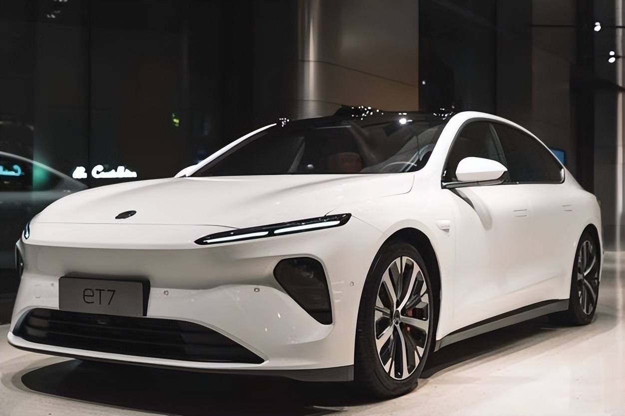 手握50万怎么选车？盘一盘蔚来ET7、宝马5系、奔驰E级_搜狐汽车_搜狐网